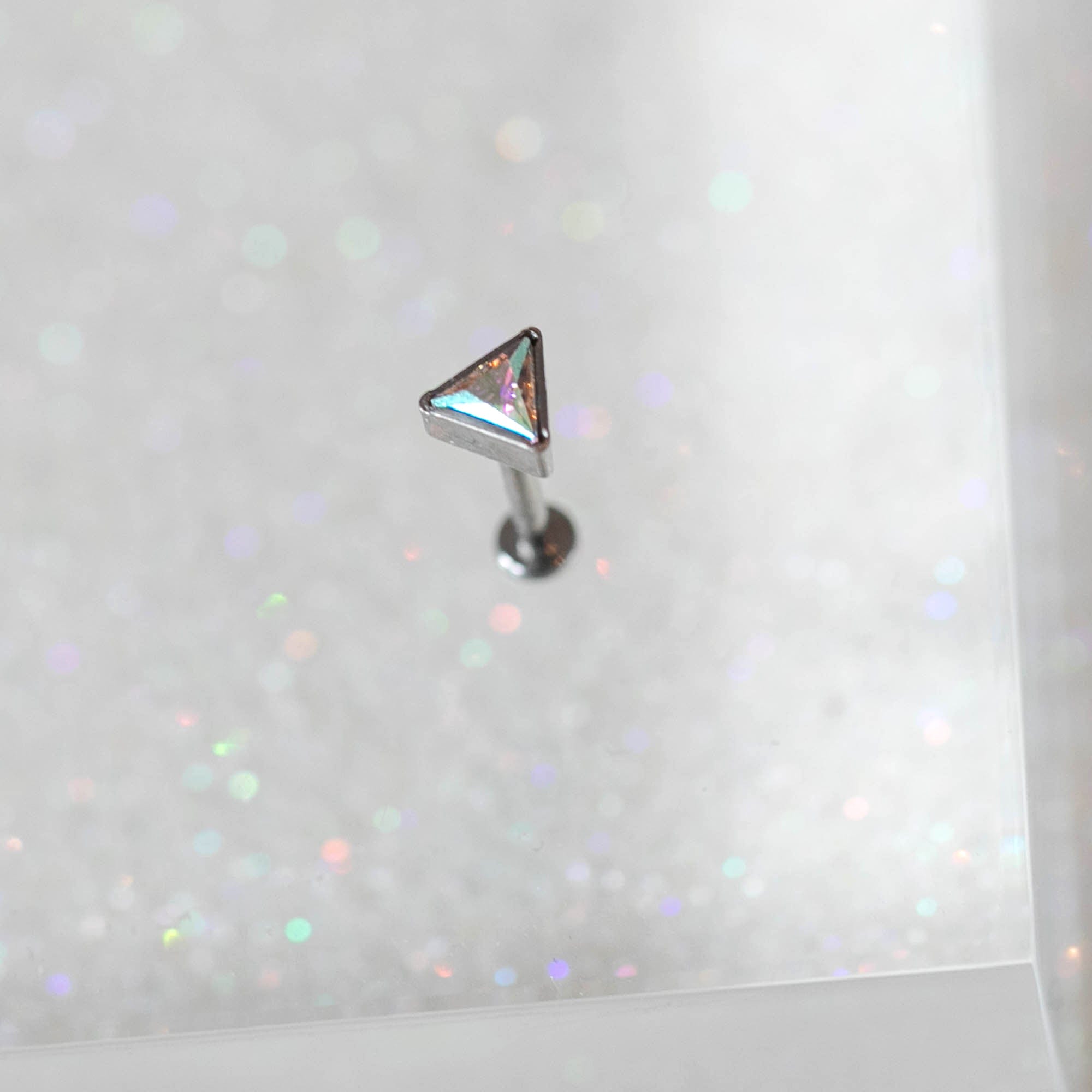 Triangle Aura Labret Piercing – Twilight London